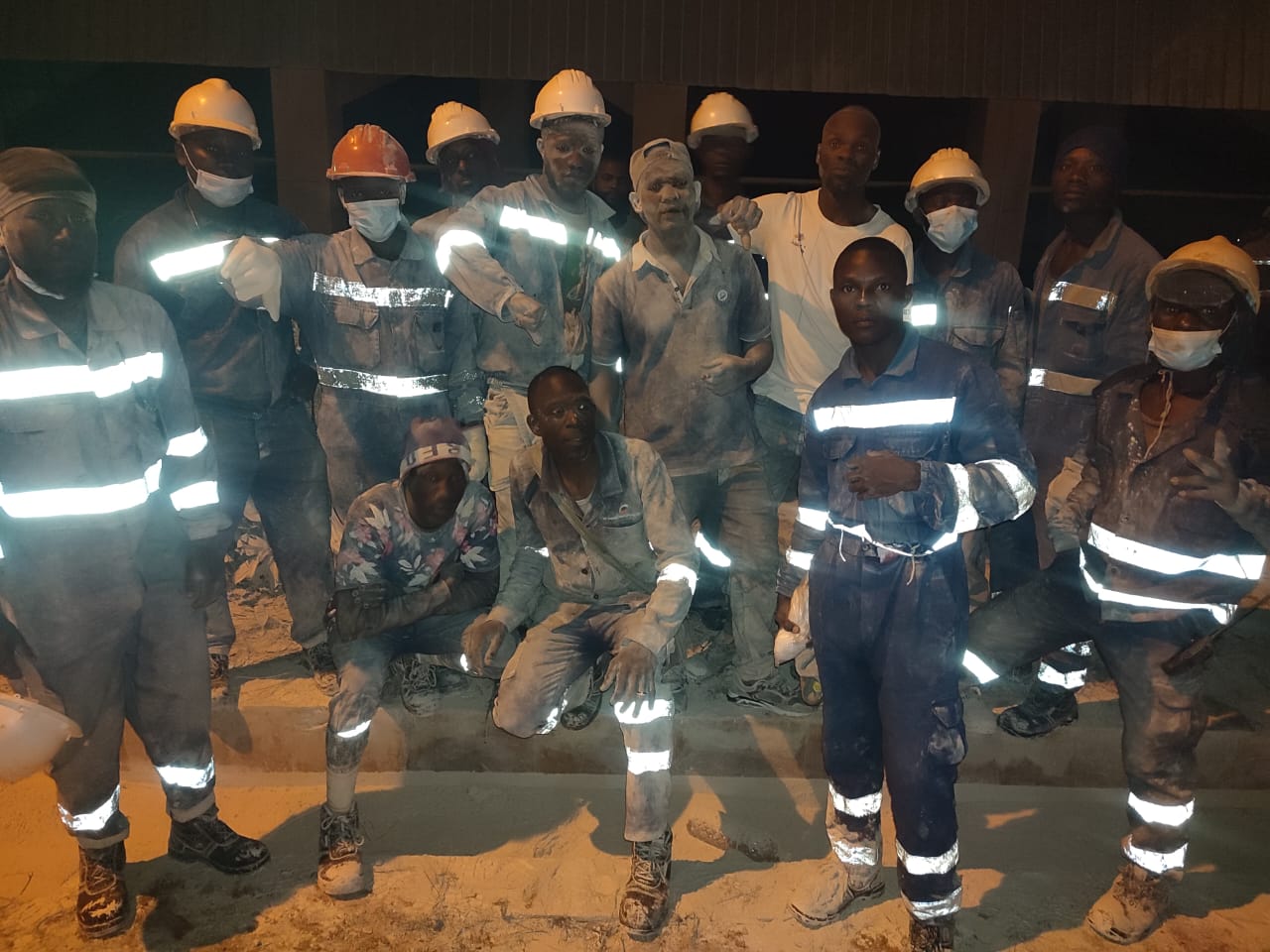 Fábrica de cimento da empresa CIF Luanda desaba e soterra seis ...